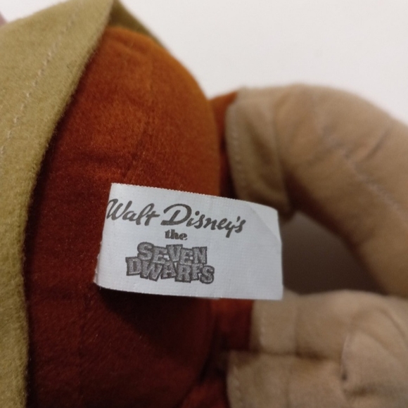 Disney | Toys | Walt Disneys Snow White The Seven Dwarfs Sleepy Plush ...